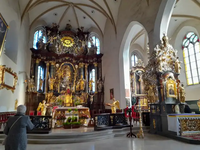 Bazylika Mniejsza: tysiąc turystów w cztery dni, hałas podczas ...